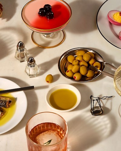 Menus bij W Lounge Amsterdam cocktail bar met zwembad