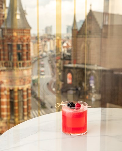 Menus bij W Lounge Amsterdam cocktail bar met zwembad